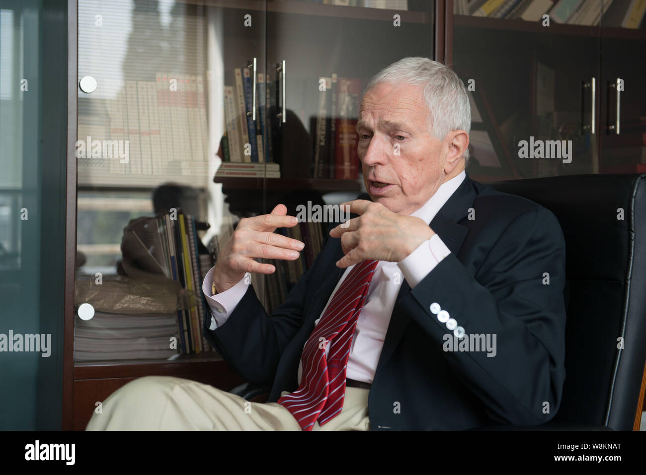 Nobel memorial prize in economic sciences hi-res stock photography and ...