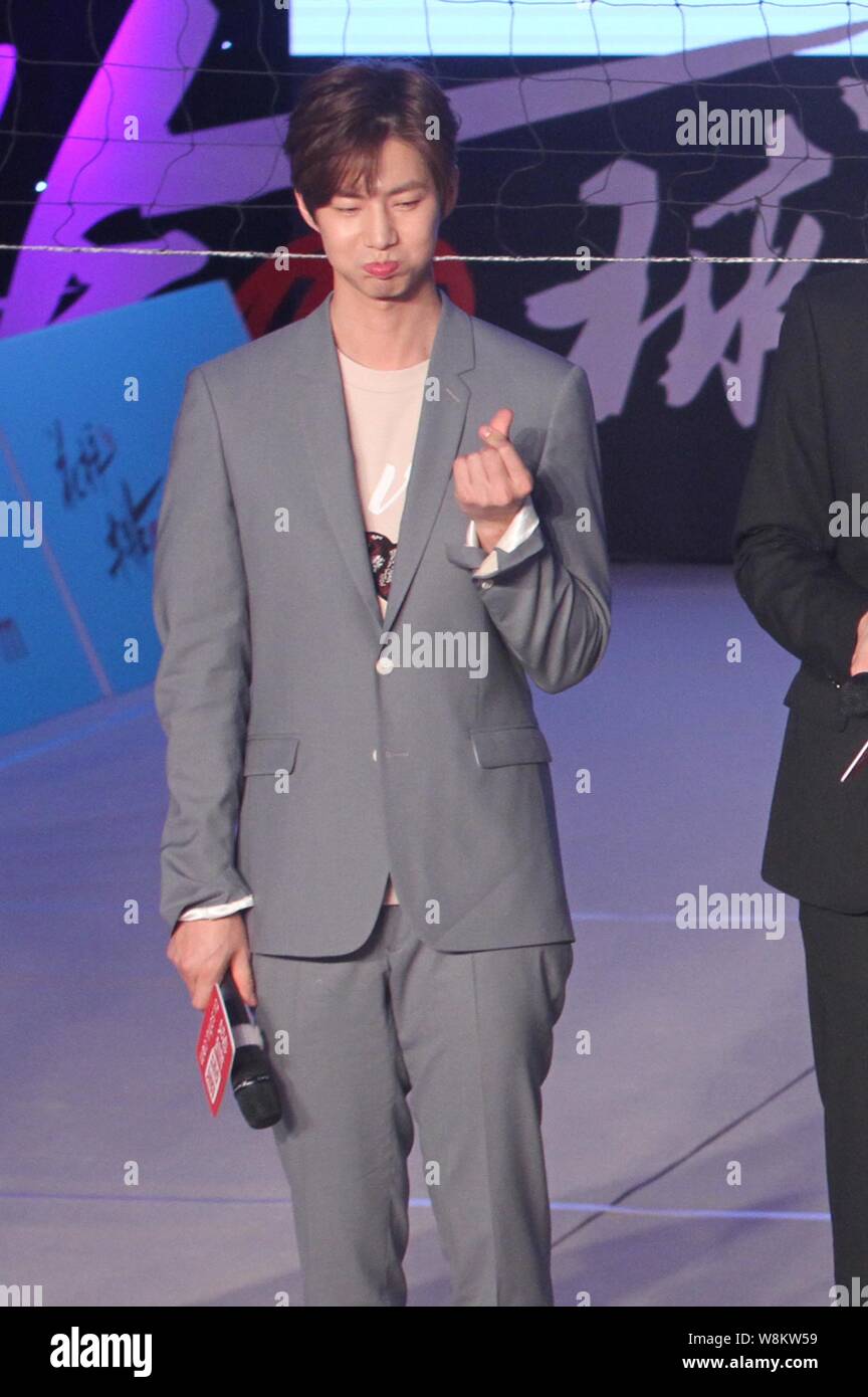 Pounding spike hi-res stock photography and images - Alamy