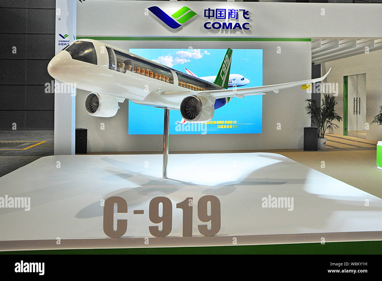 Model plane on a stand hi-res stock photography and images - Alamy