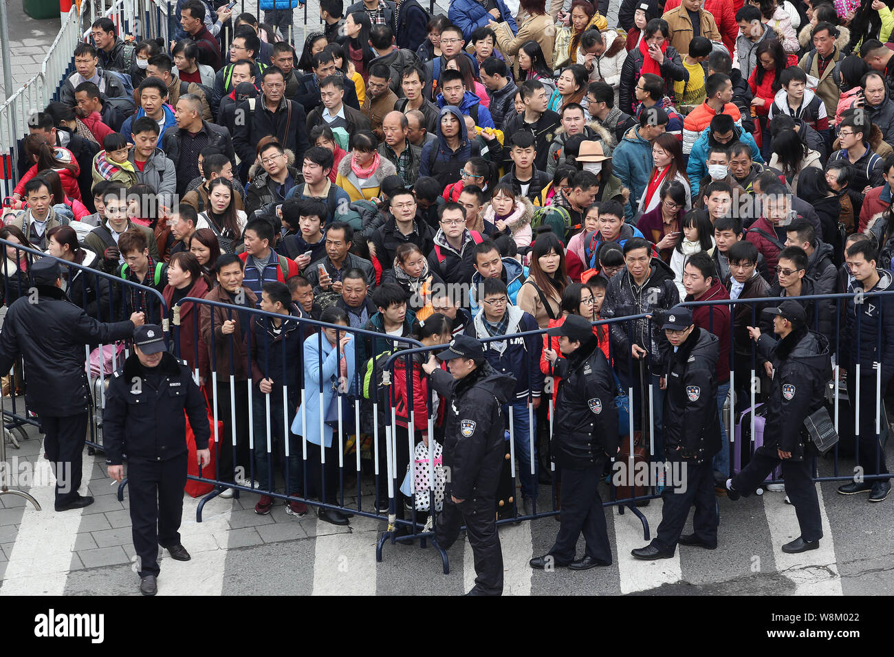 Crowds of Chinese passengers who head home for the upcoming Chinese ...