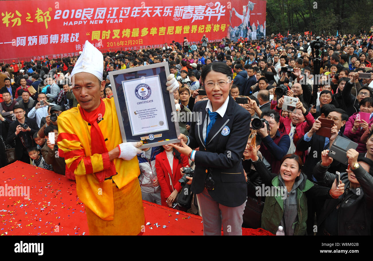Chinese cook Jiang Linsheng, left, and an officer of the World Record ...