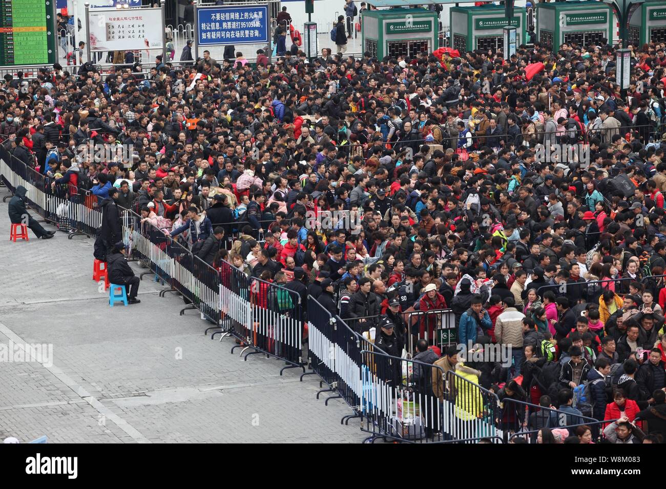 Crowds of Chinese passengers who head home for the upcoming Chinese ...