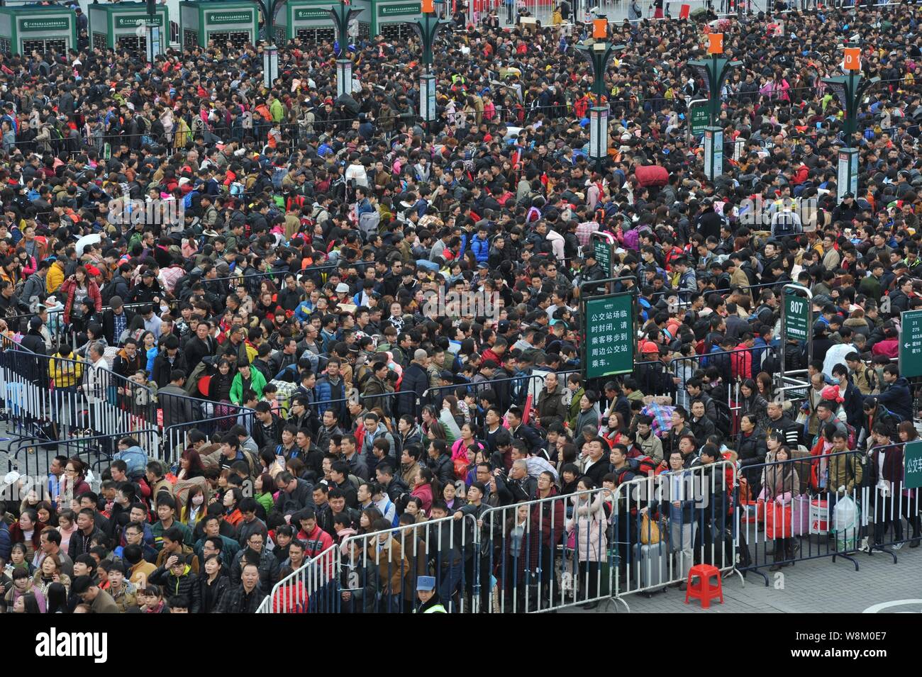 Crowds of Chinese passengers who head home for the upcoming Chinese ...