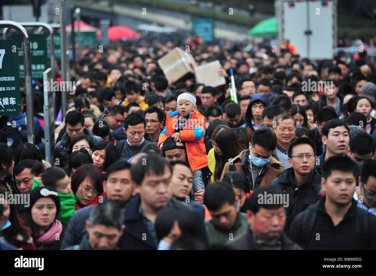 Crowds of Chinese passengers who head home for the upcoming Chinese ...