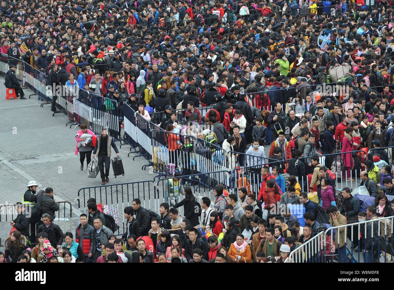 Crowds of Chinese passengers who head home for the upcoming Chinese ...