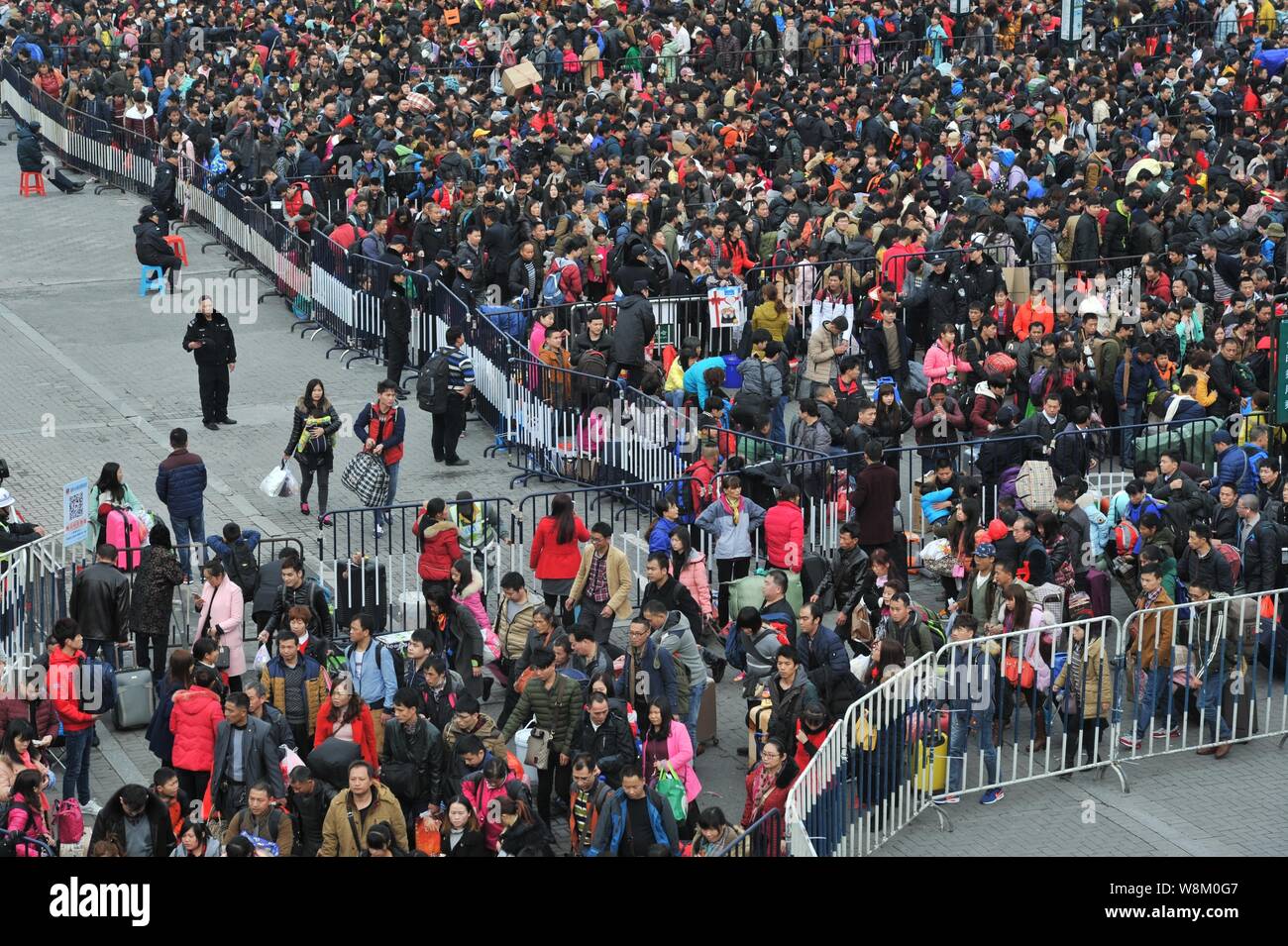 Crowds of Chinese passengers who head home for the upcoming Chinese ...