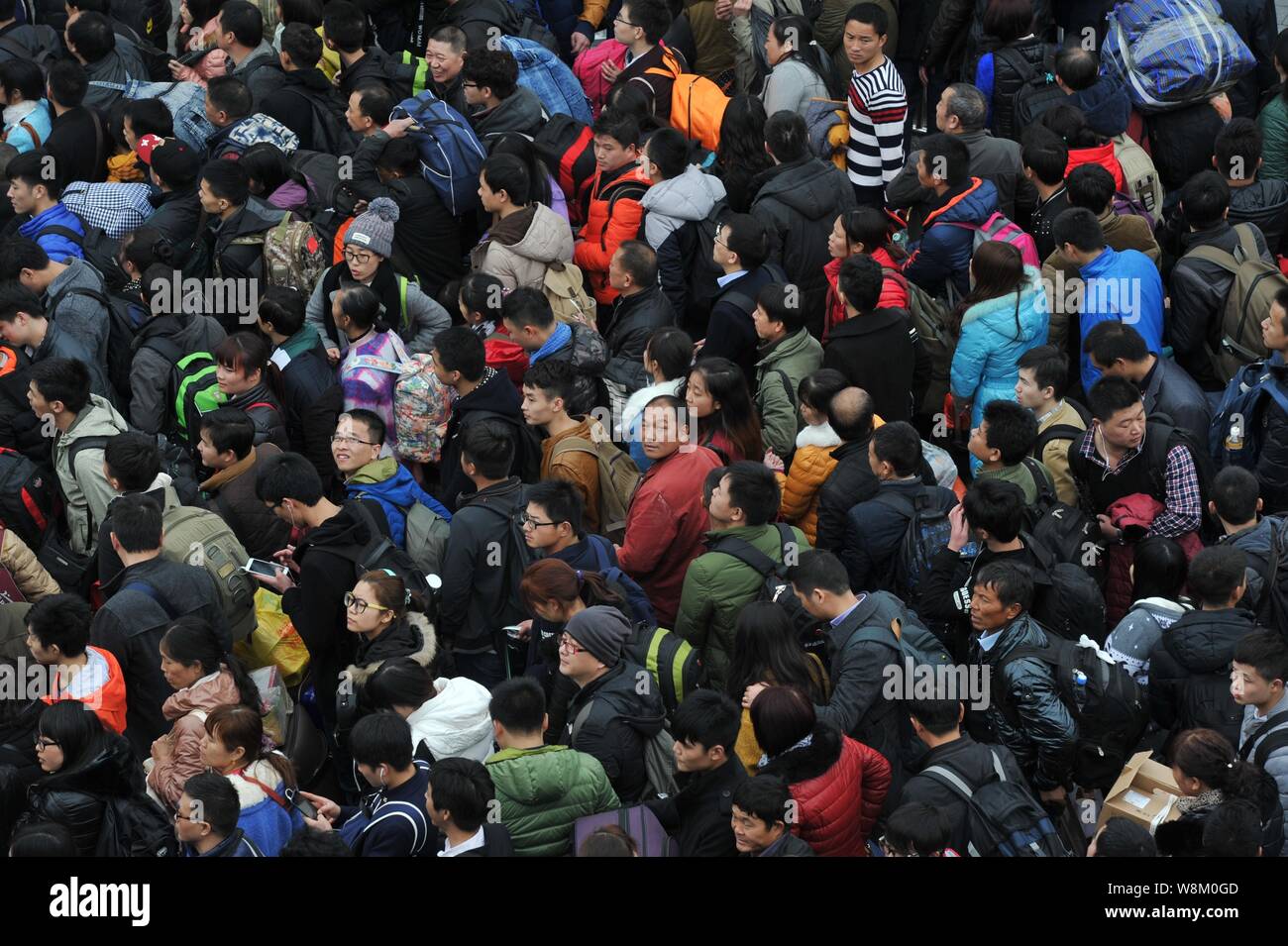 Crowds of Chinese passengers who head home for the upcoming Chinese ...