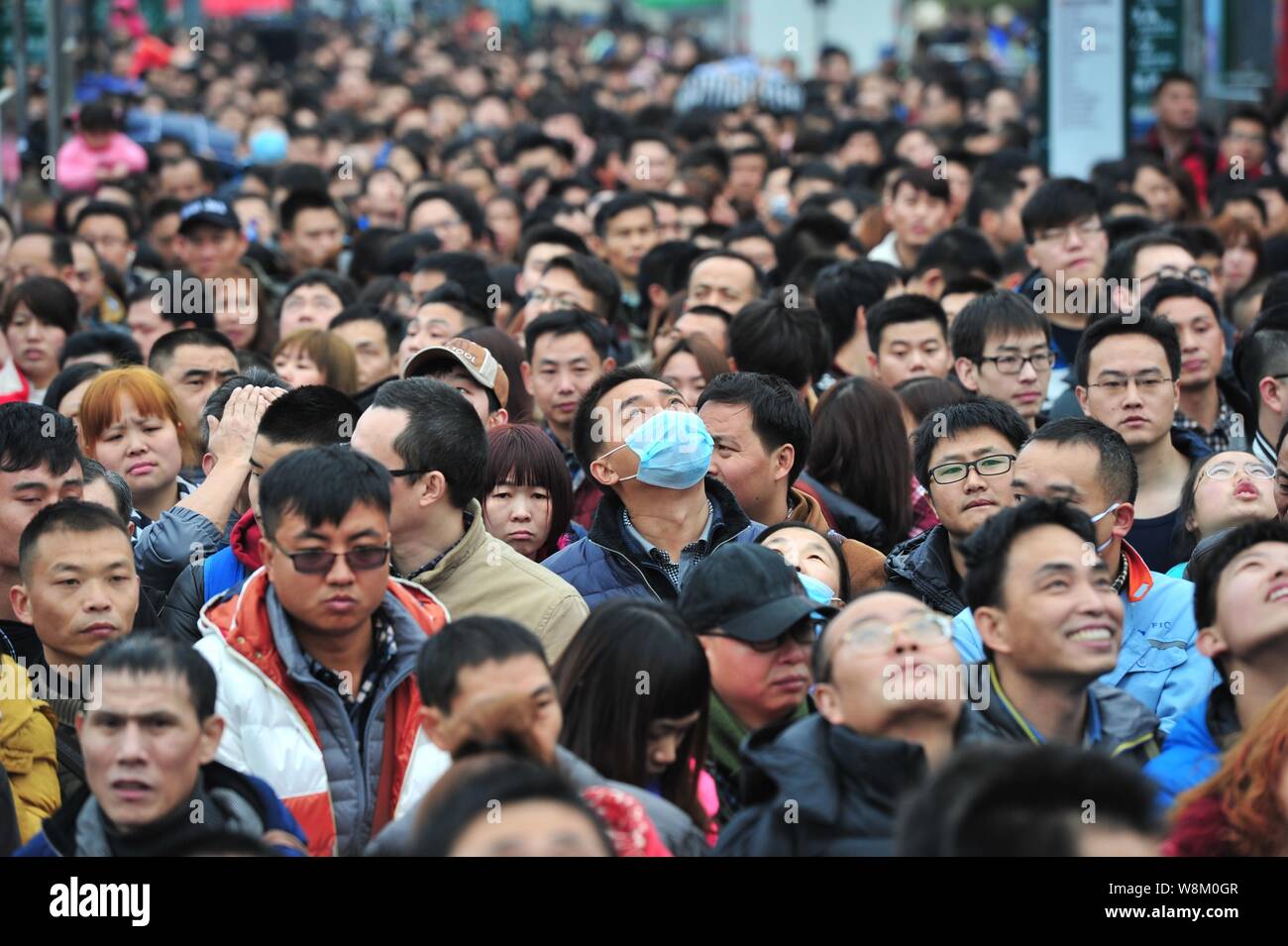 Crowds of Chinese passengers who head home for the upcoming Chinese ...