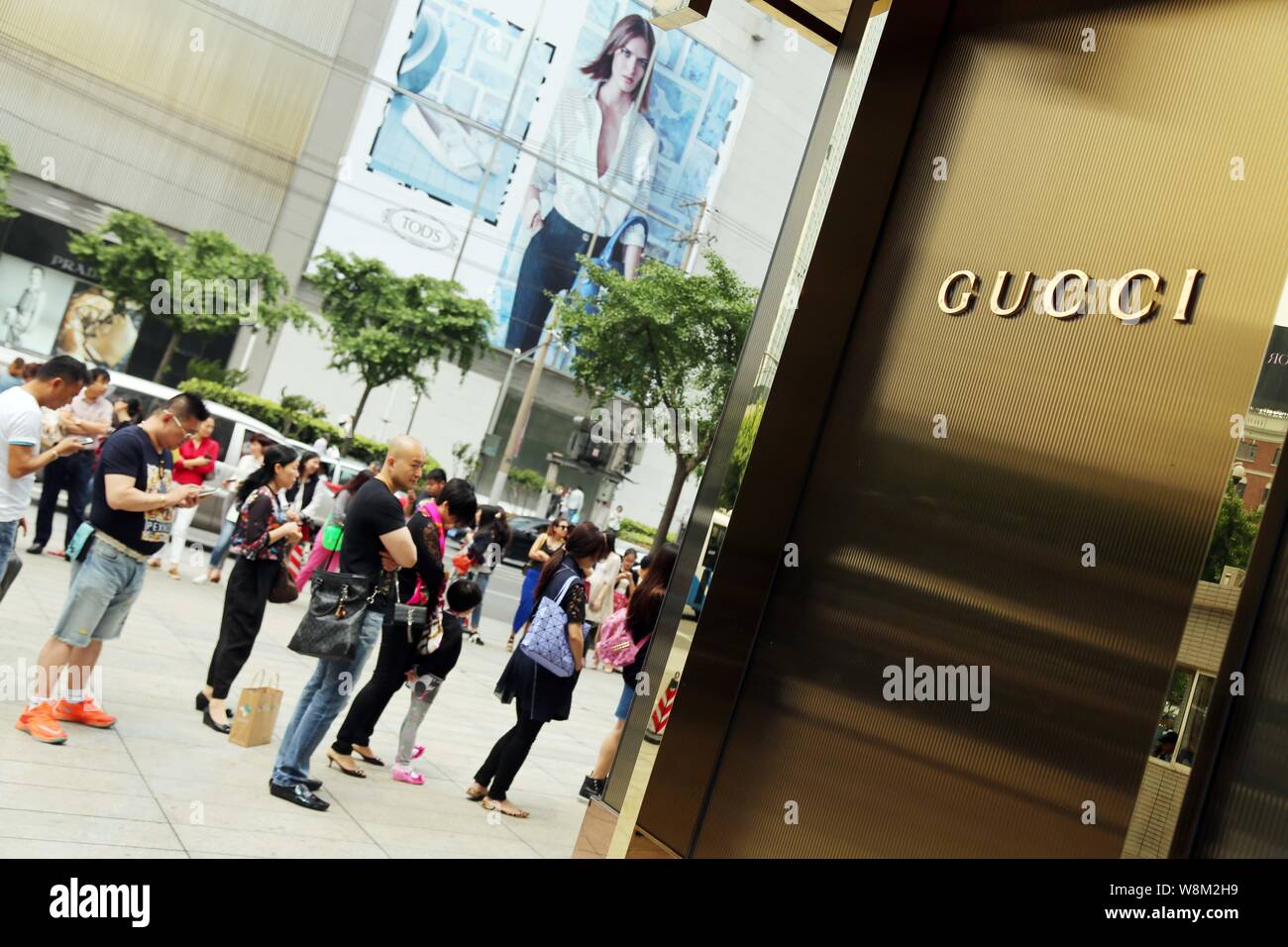 Queue gucci hi-res stock photography and images - Alamy