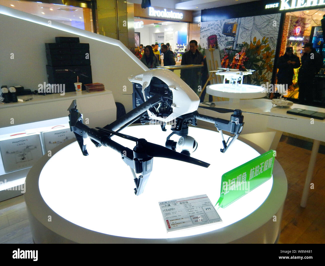 Drones in store hi-res stock photography and images - Alamy