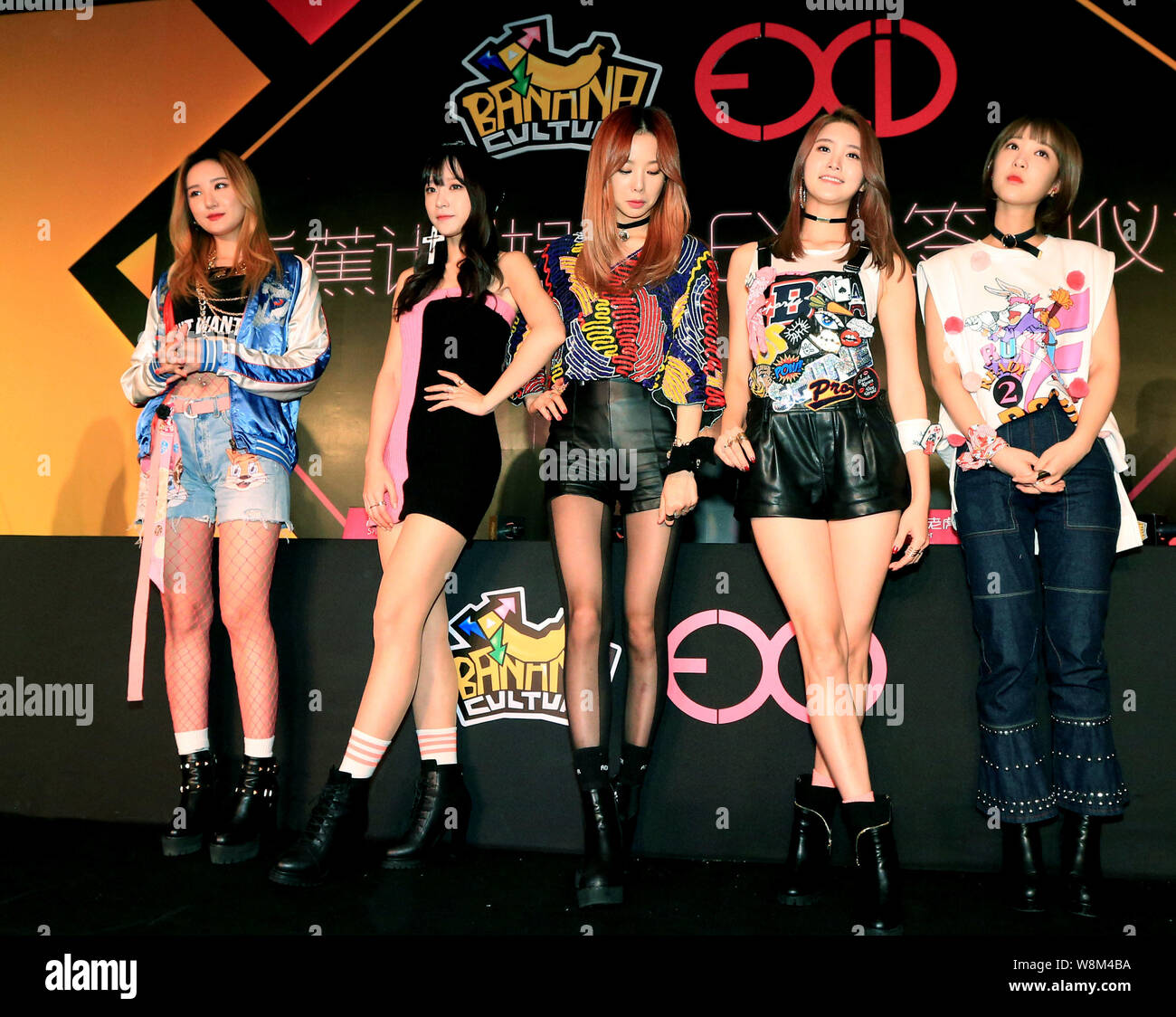 Members of South Korean girl group EXID pose during the signing ...