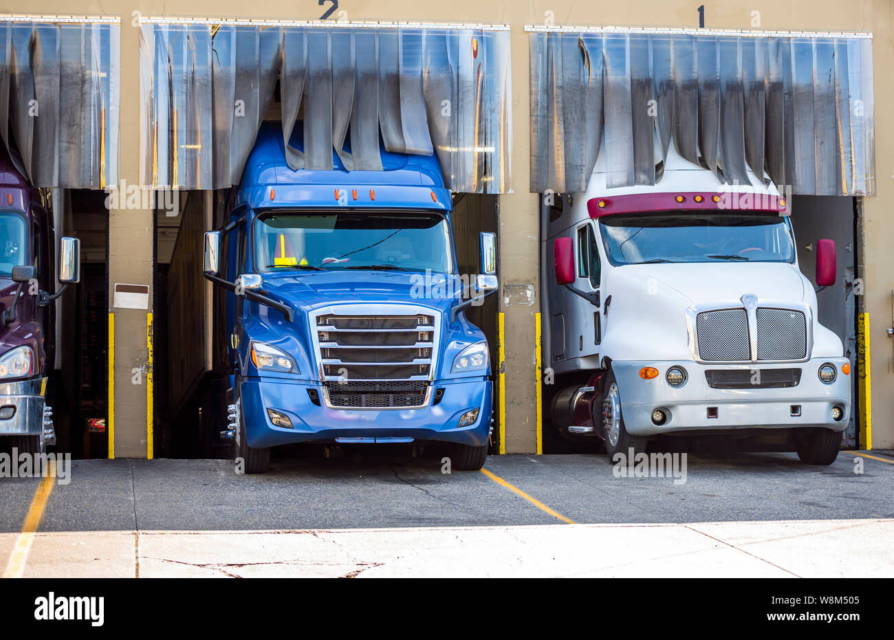 Truck loading dock parking lot hi-res stock photography and images - Alamy