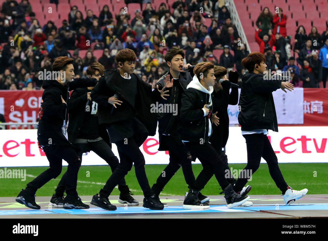 Members of South Korean boy group iKon perform at the "2016 Asian Smile ...