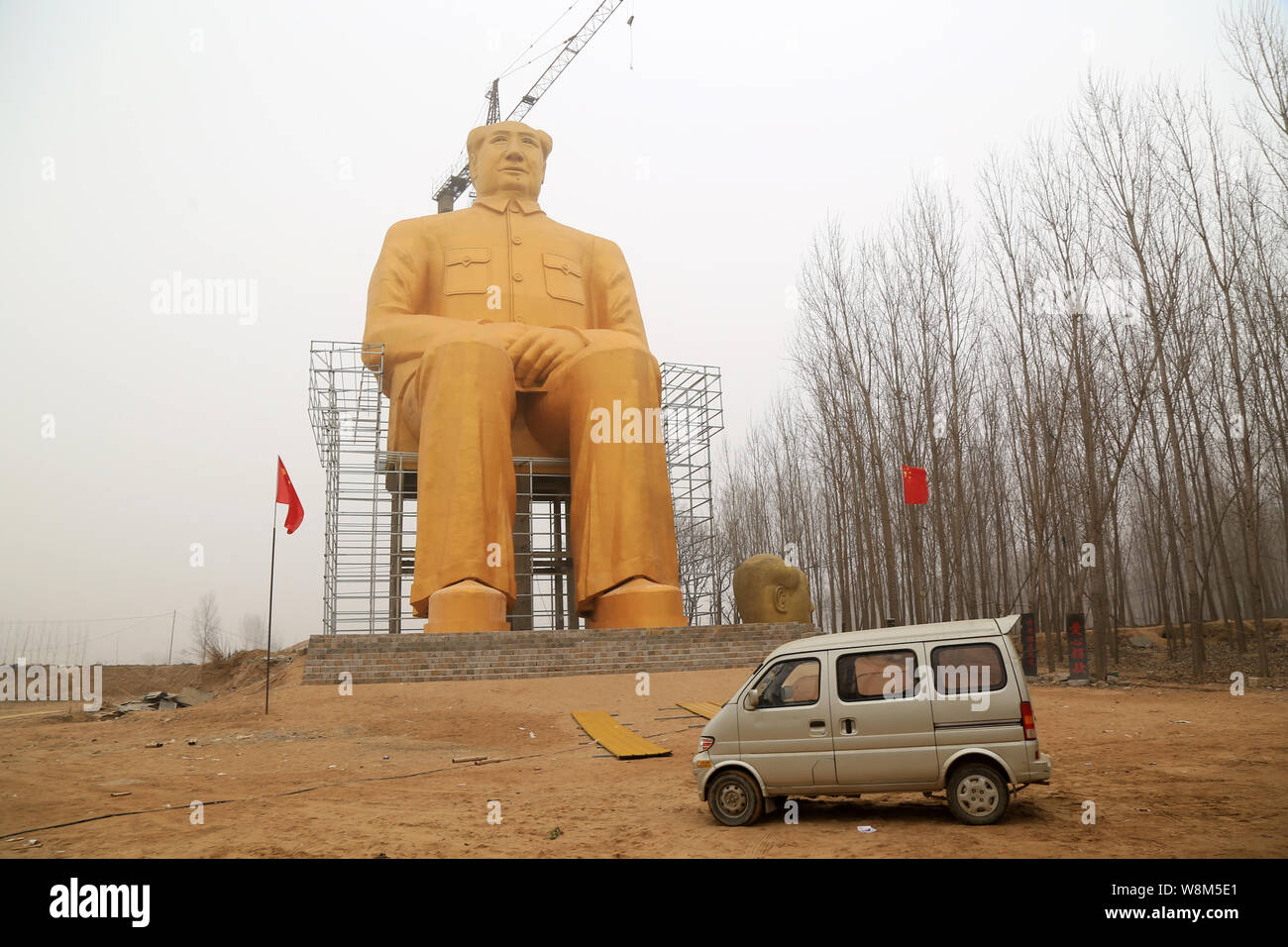 A giant golden statue of Chinese late chairman Mao Zedong is under ...