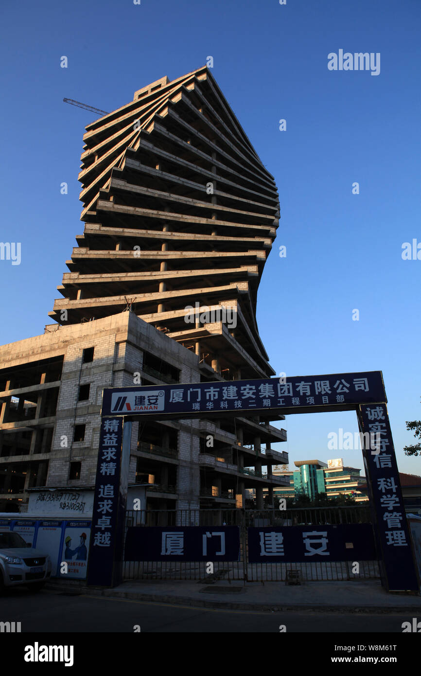 Twisted building hi-res stock photography and images - Alamy