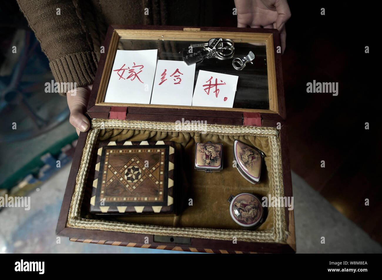 Chinese man Li Shun presents his love tokens to his girlfriend to ...