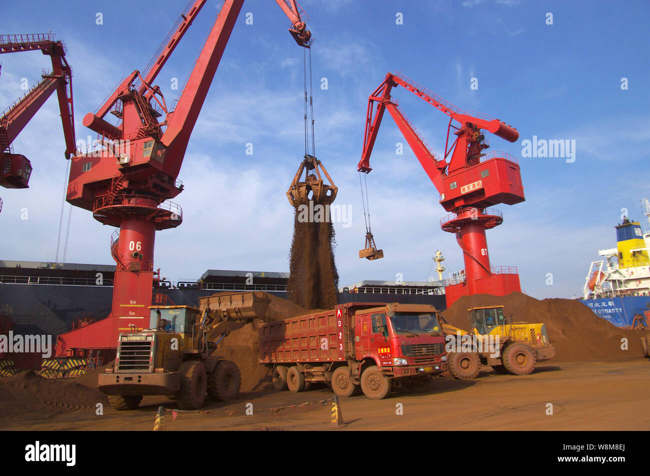 Ship loaders hi-res stock photography and images - Alamy
