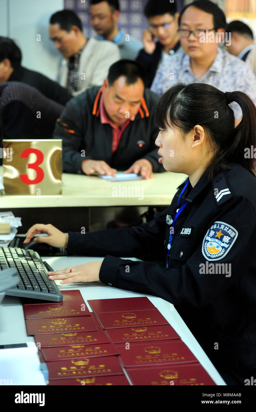--FILE--A Chinese policewoman deals with residence registration and ...