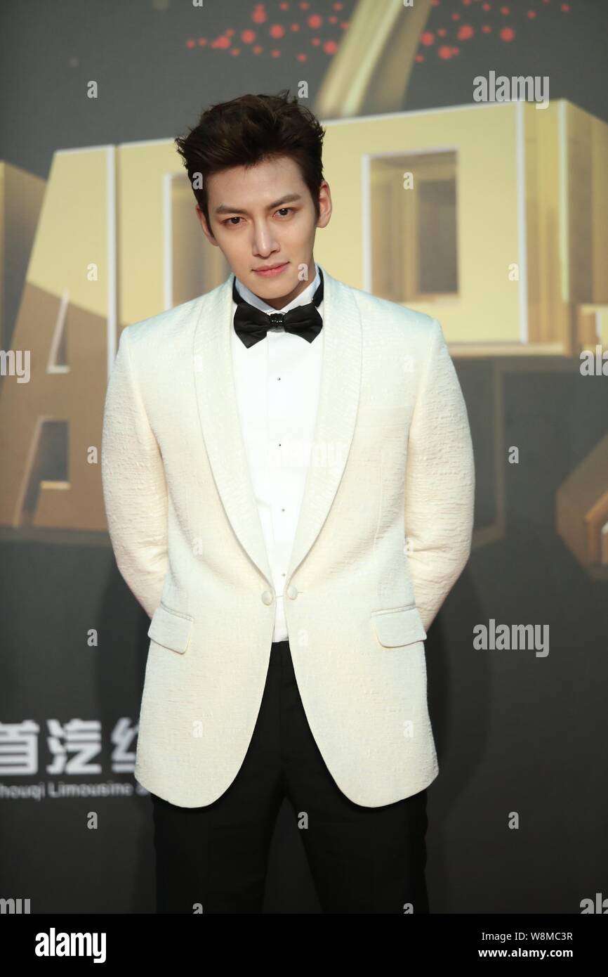South Korean actor Ji Chang-wook arrives on the red carpet for the 2015 ...
