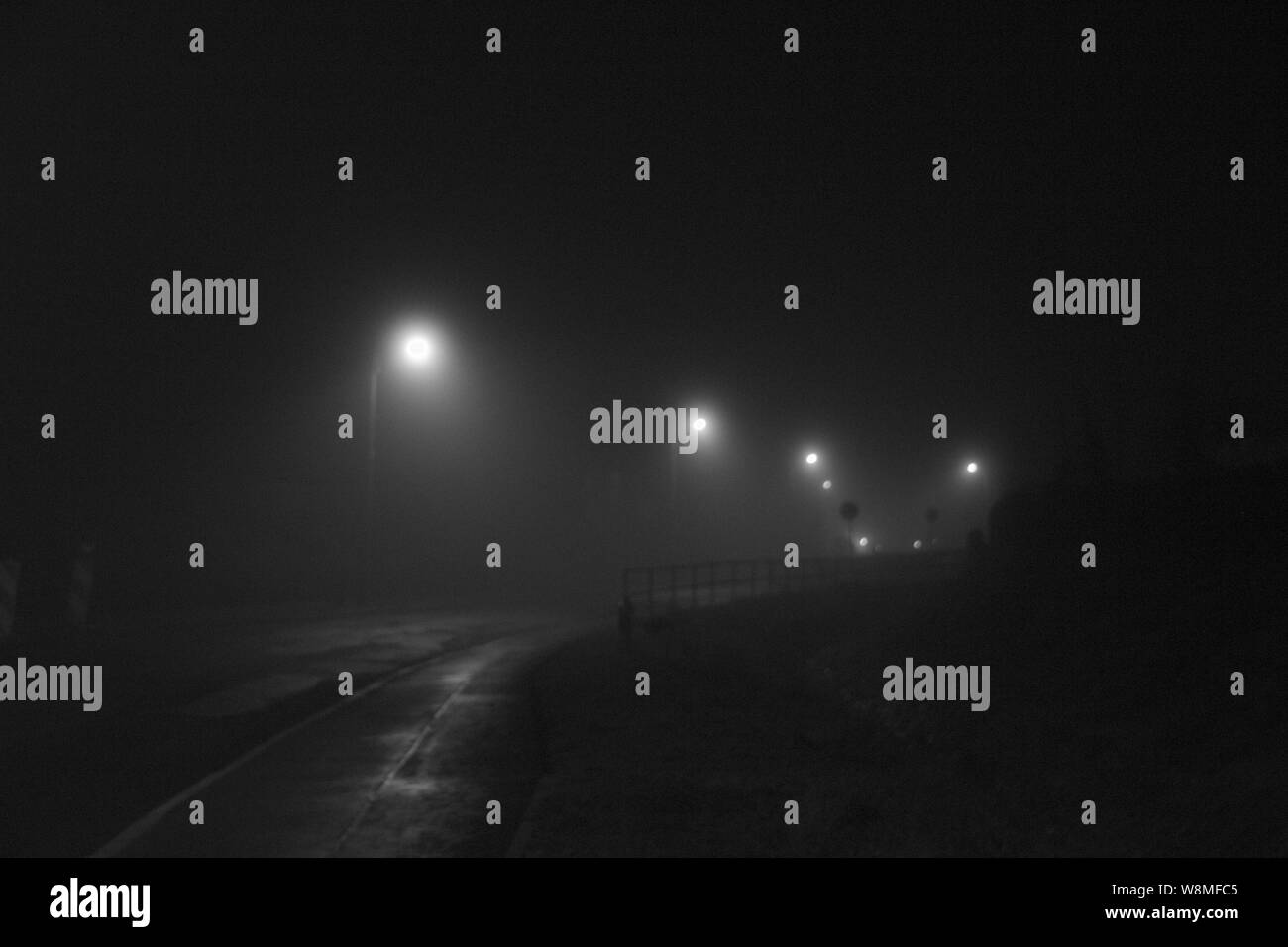 Foggy street lights hi-res stock photography and images - Alamy