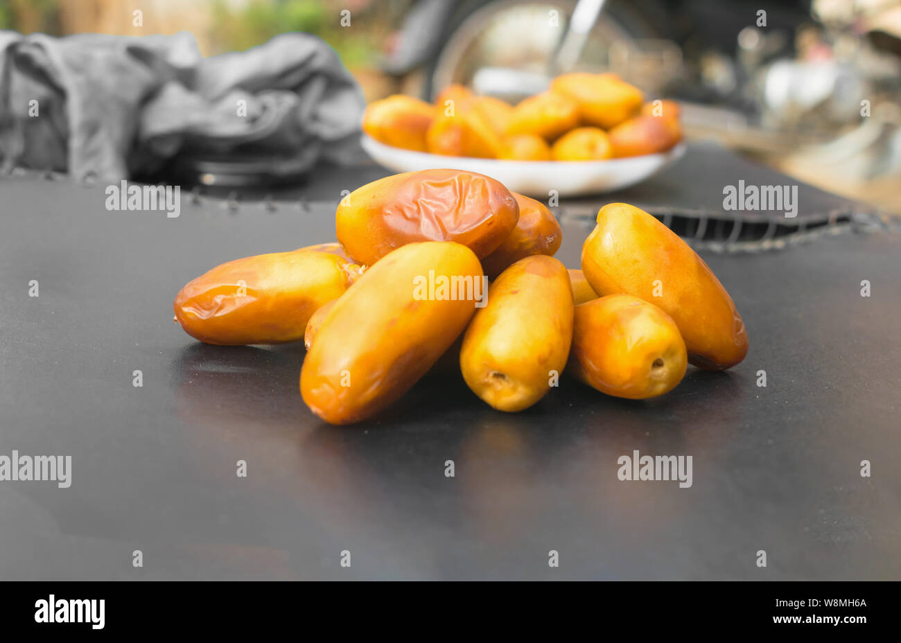 Top of date palm hi-res stock photography and images - Alamy