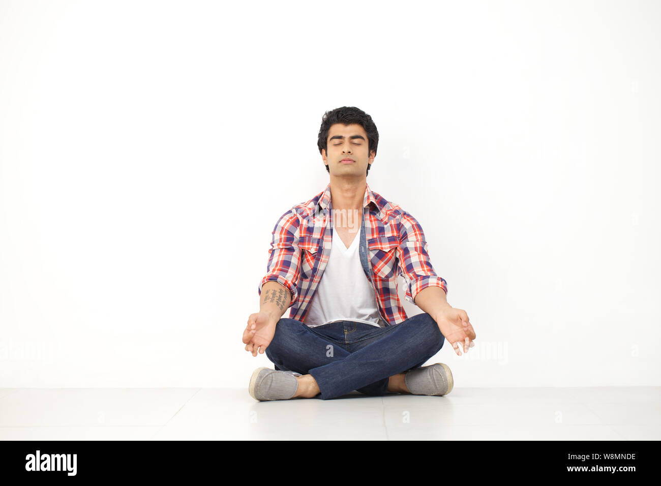 Man in cross legged pose meditating hi-res stock photography and images ...