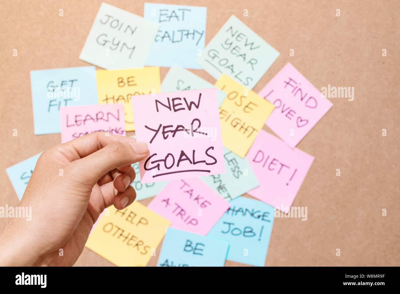 Motivational word "New year goals" on pink card Stock Photo - Alamy