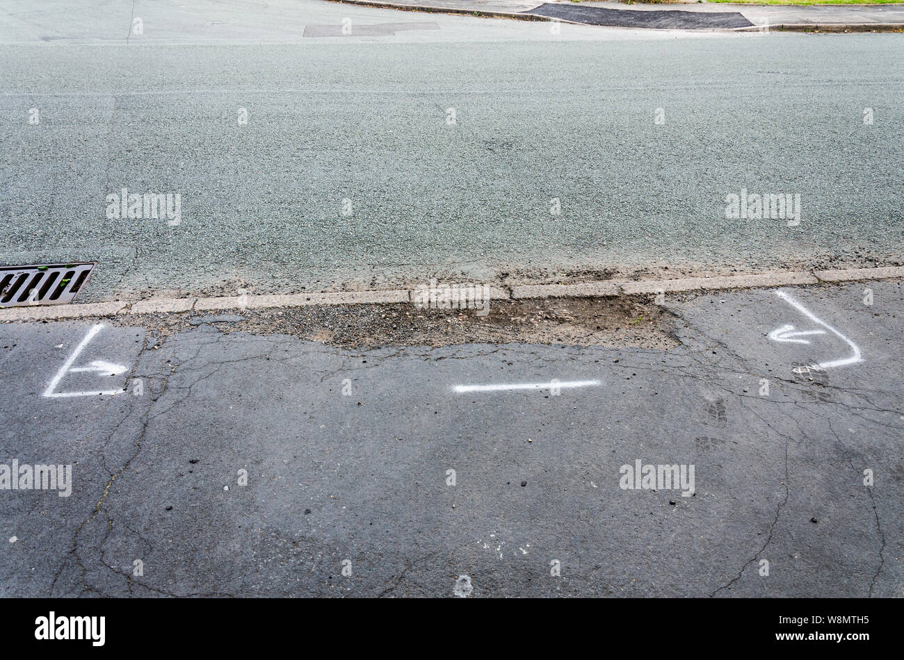Pavement markings hi-res stock photography and images - Alamy