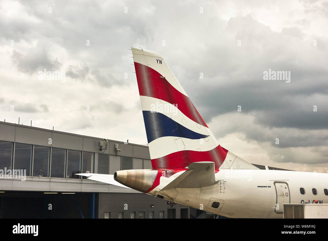 White airplane with blue tail hi-res stock photography and images - Alamy