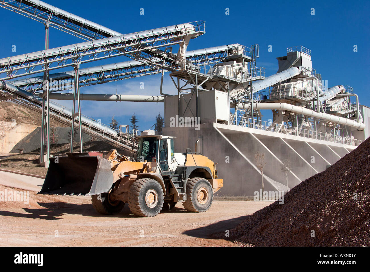 Aggregate mine screening hi-res stock photography and images - Alamy