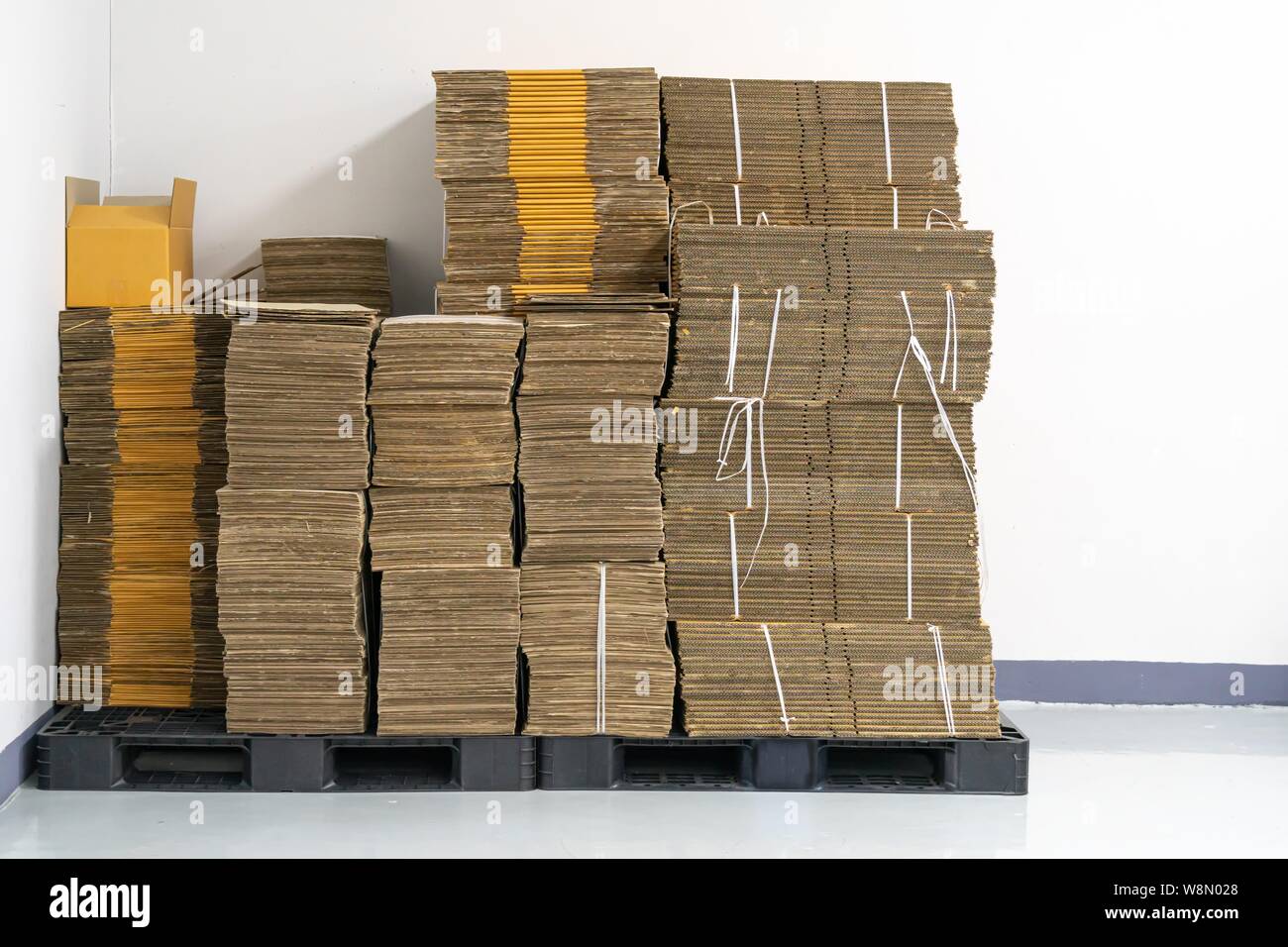 Plain packaging mockup stacked hi-res stock photography and images - Alamy