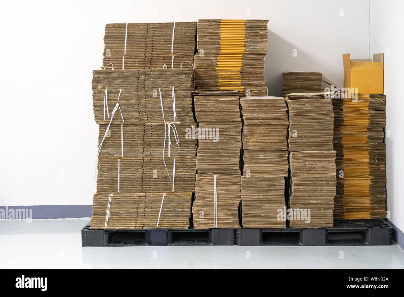 Plain packaging mockup stacked hi-res stock photography and images - Alamy