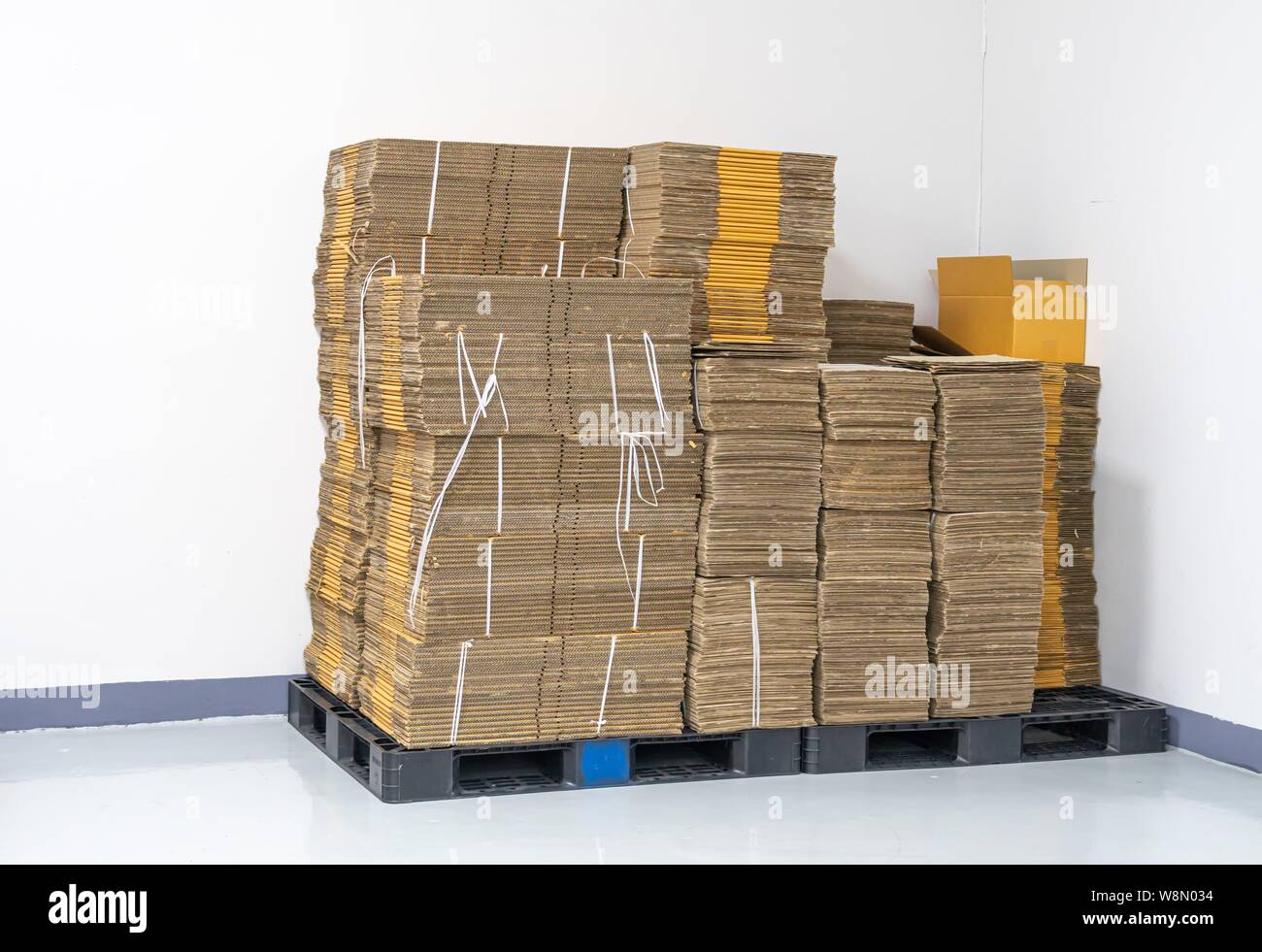 Plain packaging mockup stacked hi-res stock photography and images - Alamy