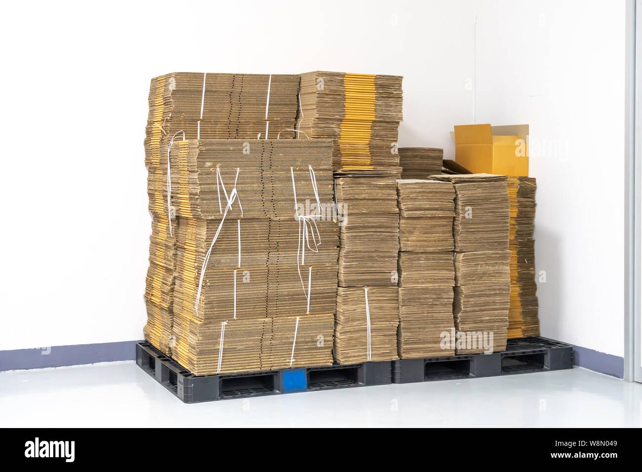 Plain packaging mockup stacked hi-res stock photography and images - Alamy