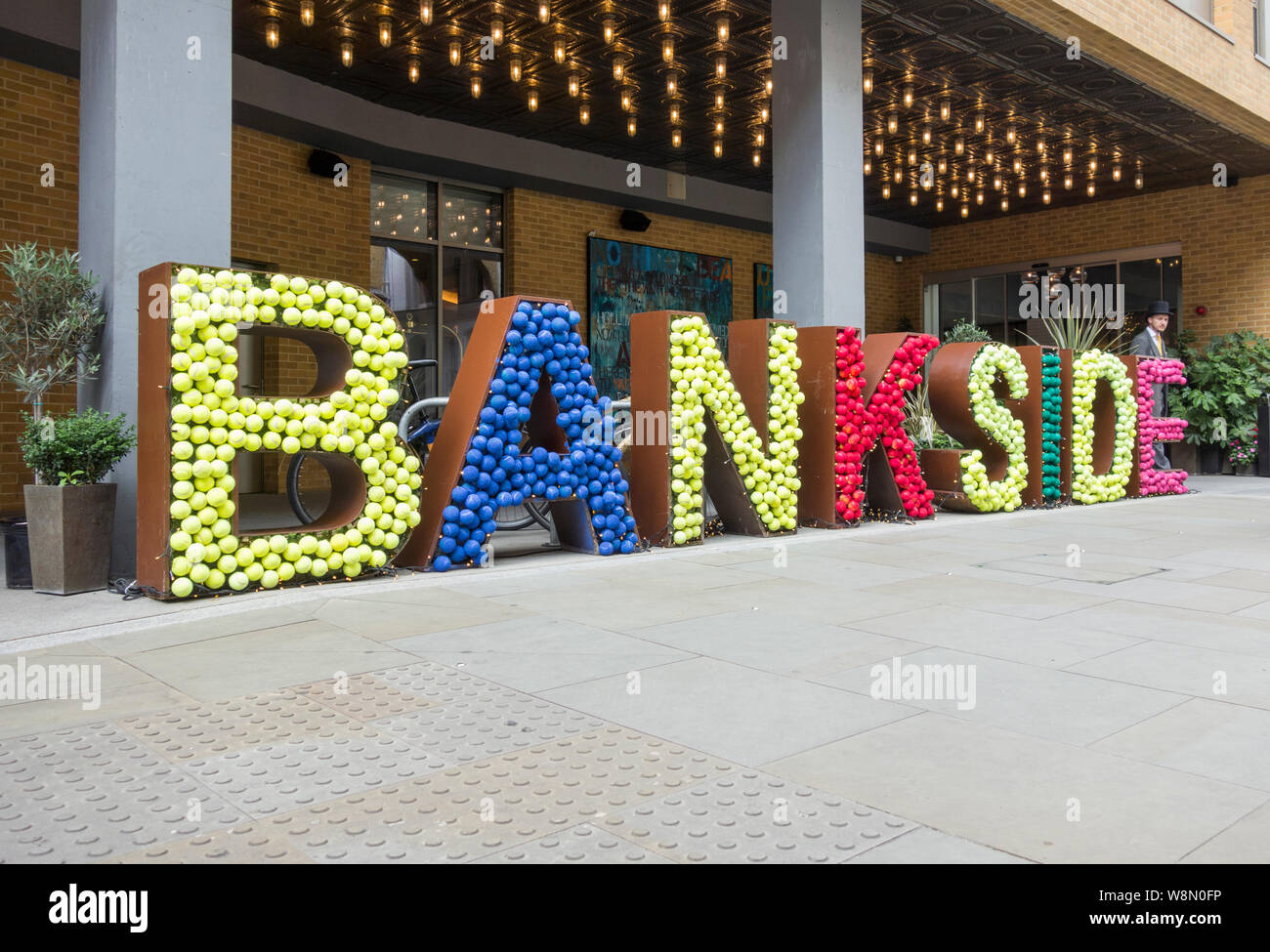 Hilton hotel signage hi-res stock photography and images - Alamy