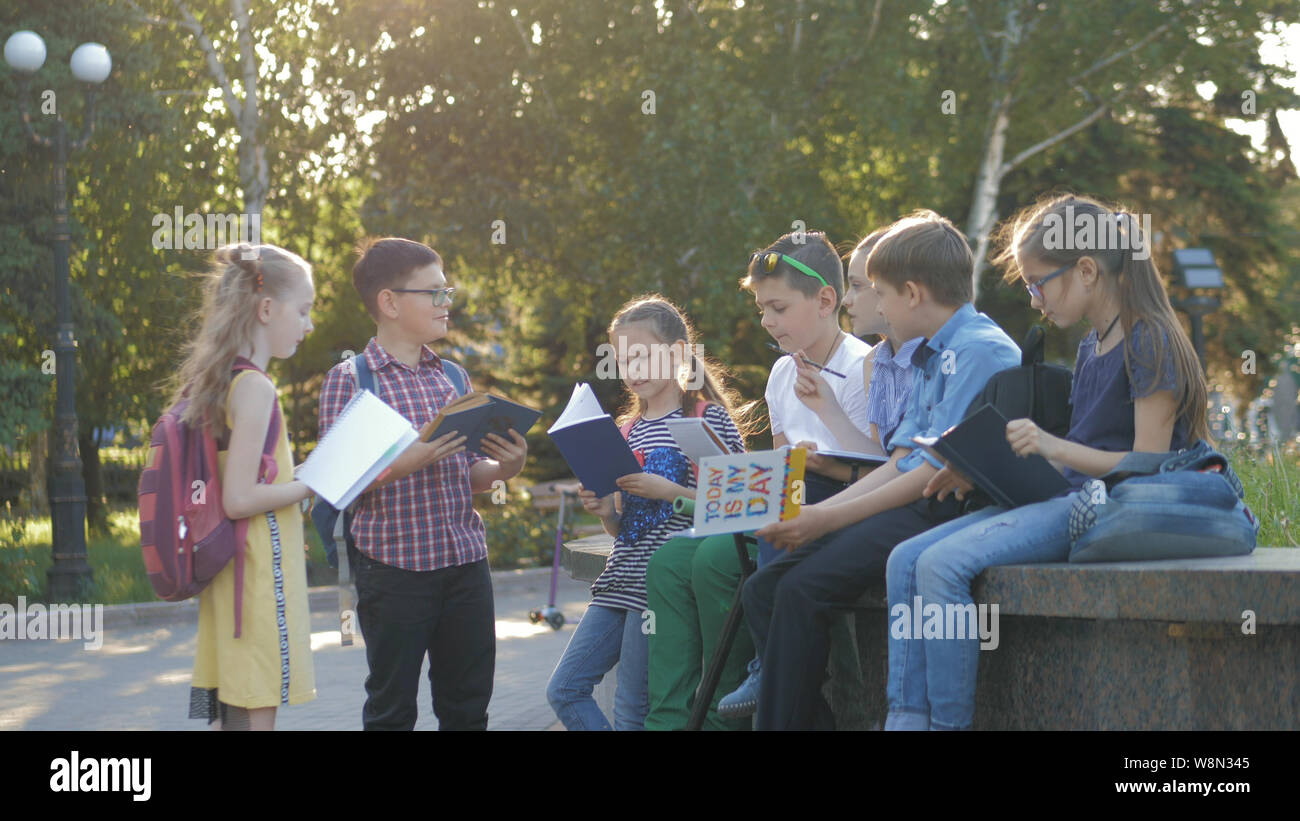 Kids study hi-res stock photography and images - Alamy