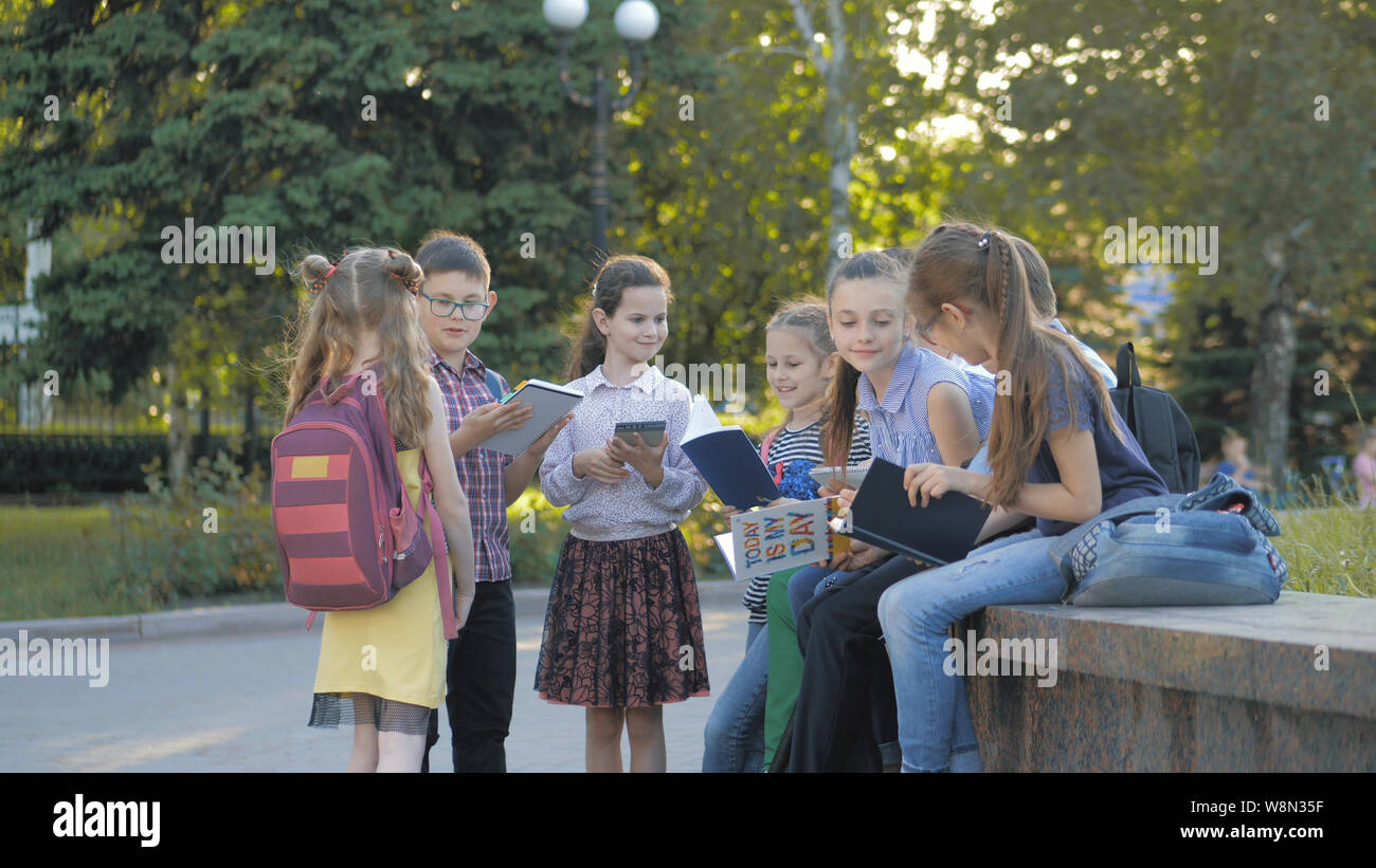 Kids study hi-res stock photography and images - Alamy