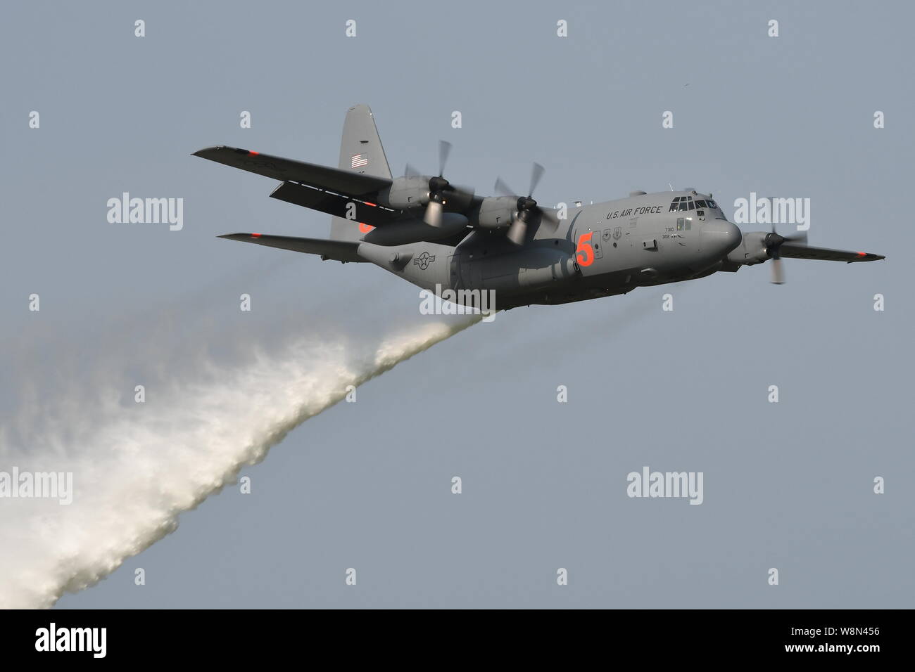 130 hercules aircraft drop hi-res stock photography and images - Alamy