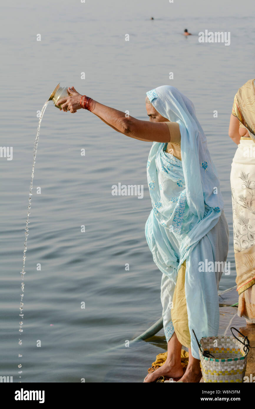India woman sari river hi-res stock photography and images - Alamy