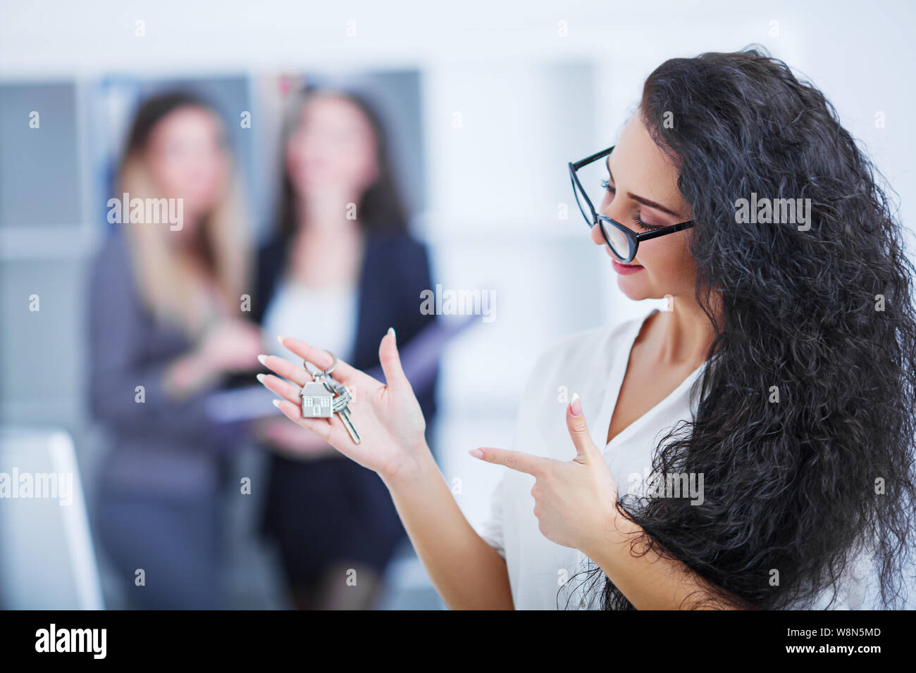Woman signing documents bank hi-res stock photography and images - Alamy