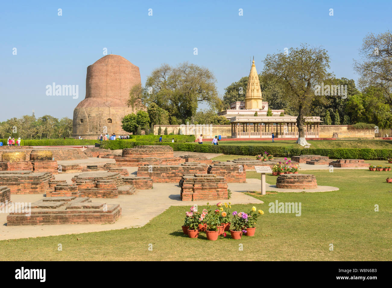 Dhamek Stupa and Shri Digambar Jain Temple, Sarnath, near Varanasi ...