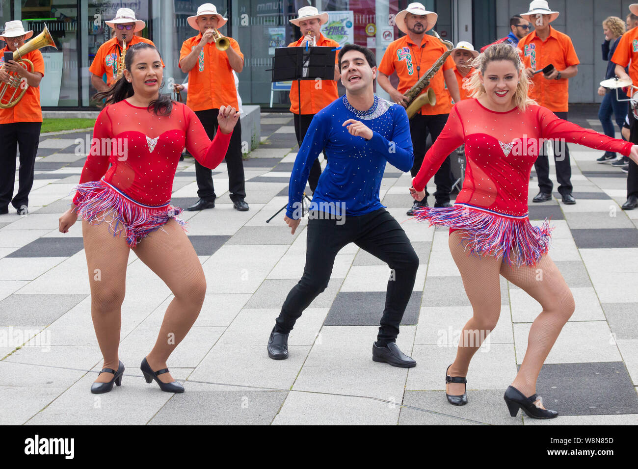 Women dancing costa rica hi-res stock photography and images - Alamy