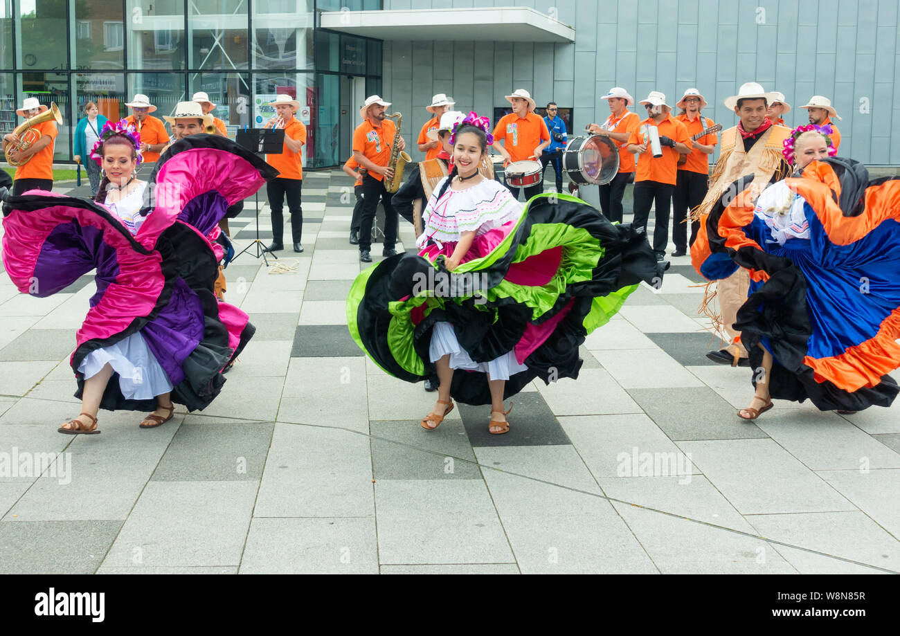 Women dancing costa rica hi-res stock photography and images - Alamy