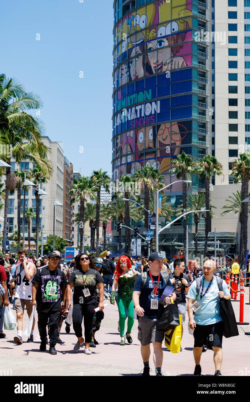 Comic con crowd hi-res stock photography and images - Alamy