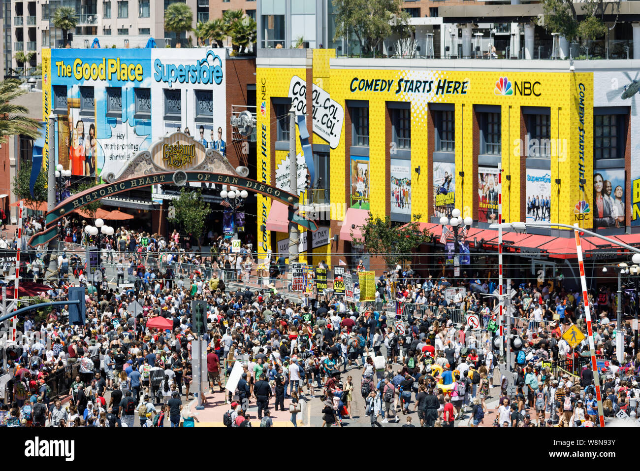 Comic con crowd hi-res stock photography and images - Alamy