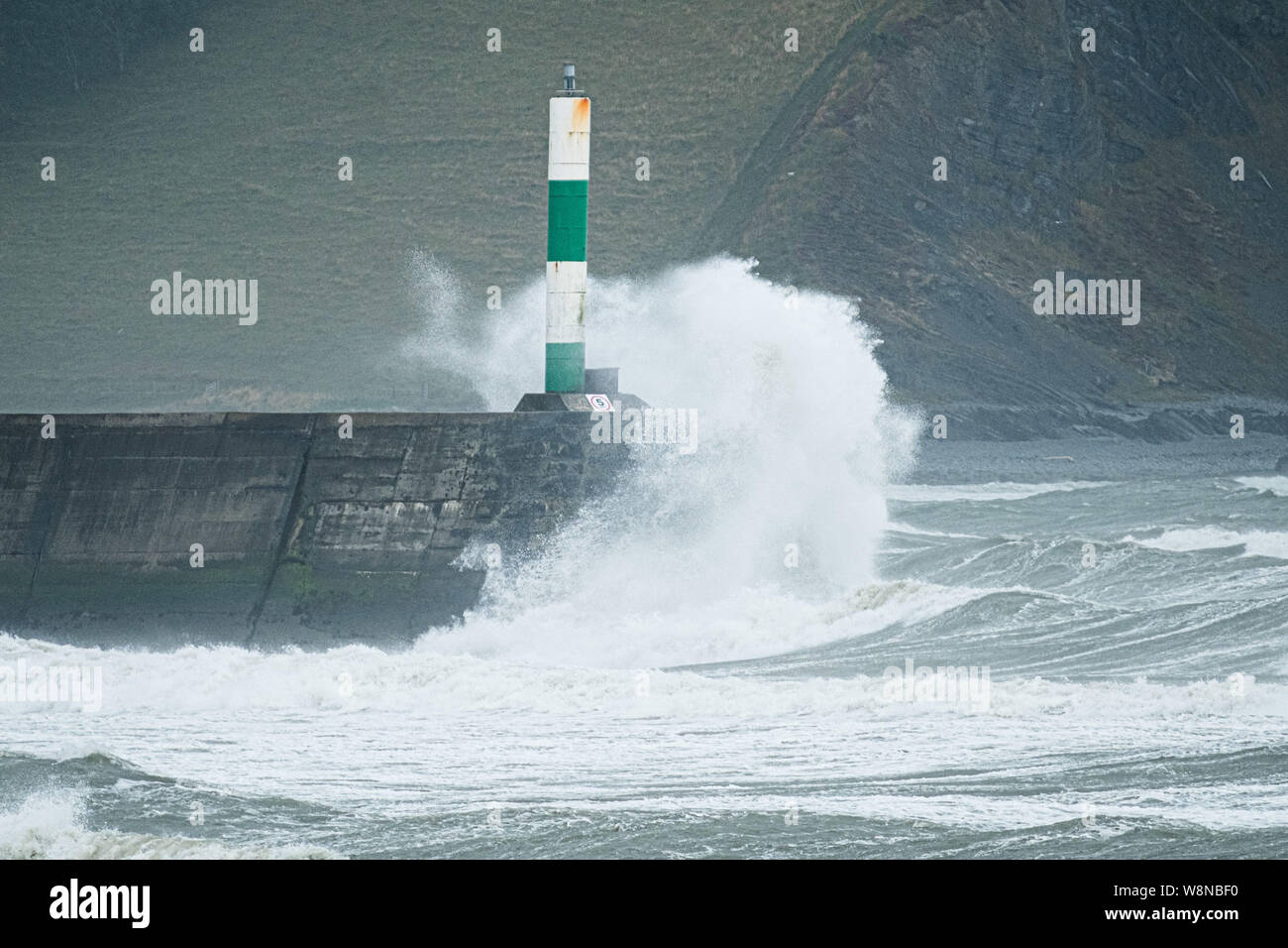 Wind over water makes waves hi-res stock photography and images - Alamy