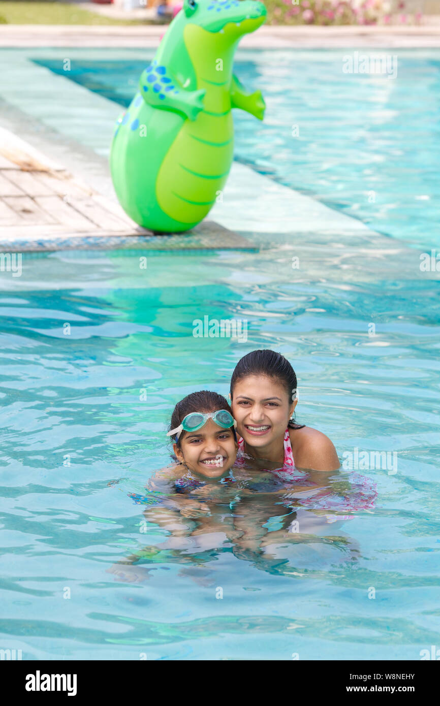 Mother daughter swimming pool hi-res stock photography and images - Alamy