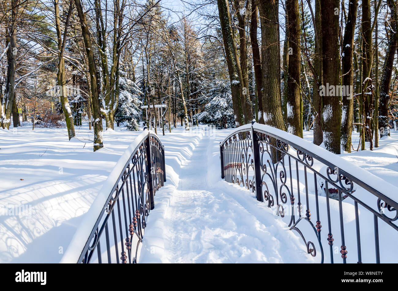 Footbridge over stream architecture hi-res stock photography and images ...