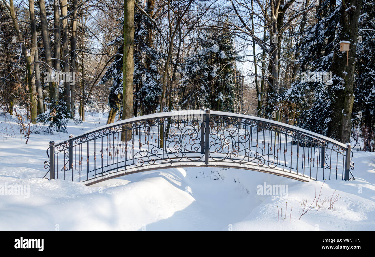 Footbridge over stream architecture hi-res stock photography and images ...
