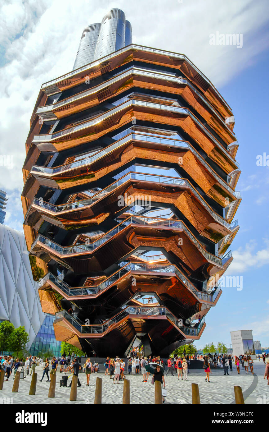 The Vessel (honeycomb-like structure), the construction in center of ...